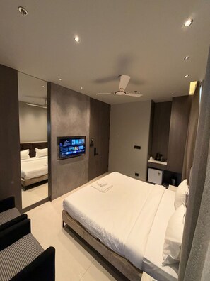 Quarto Deluxe | Cofre no quarto, secretária