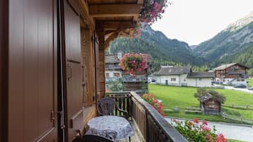 Quarto Duplo Superior, varanda, vista para a montanha | Terrenos do alojamento