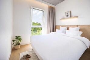Apartamento, varanda | Secretária, secretária adequada para computadores portáteis 