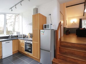 Uma máquina de lavar louça, utensílios de cozinha 