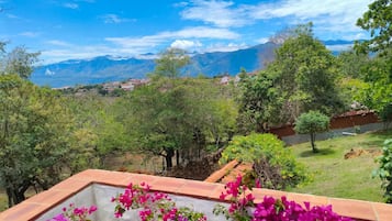 Quarto Triplo, Vista para a cidade | Terrenos do alojamento