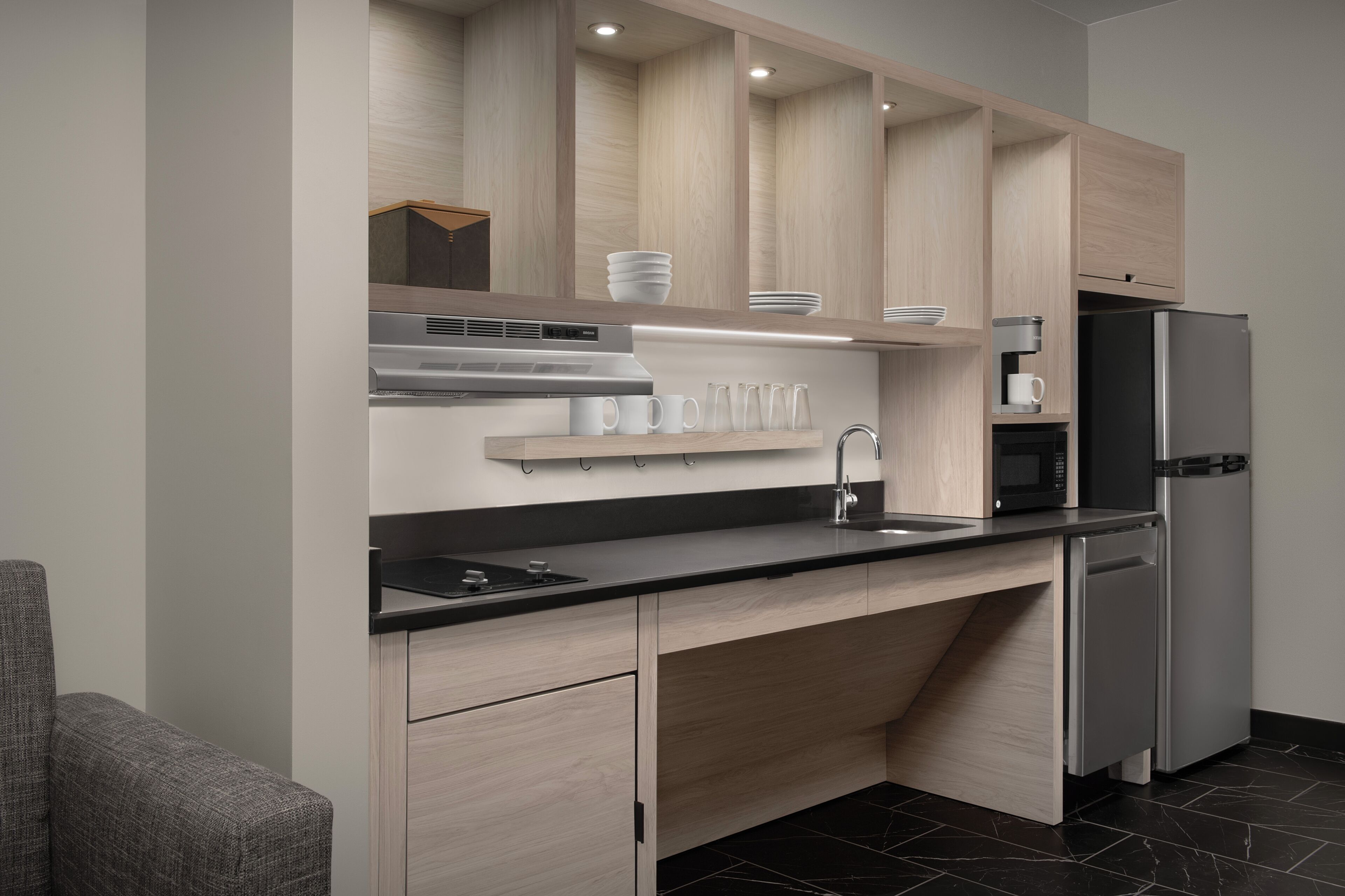 Suite, 1 quarto, vista para a montanha (Mobility Accessible, Roll-In Shower) | Kitchenette privada | Um frigorífico/congelador grande, um micro-ondas, uma placa de cozinha 