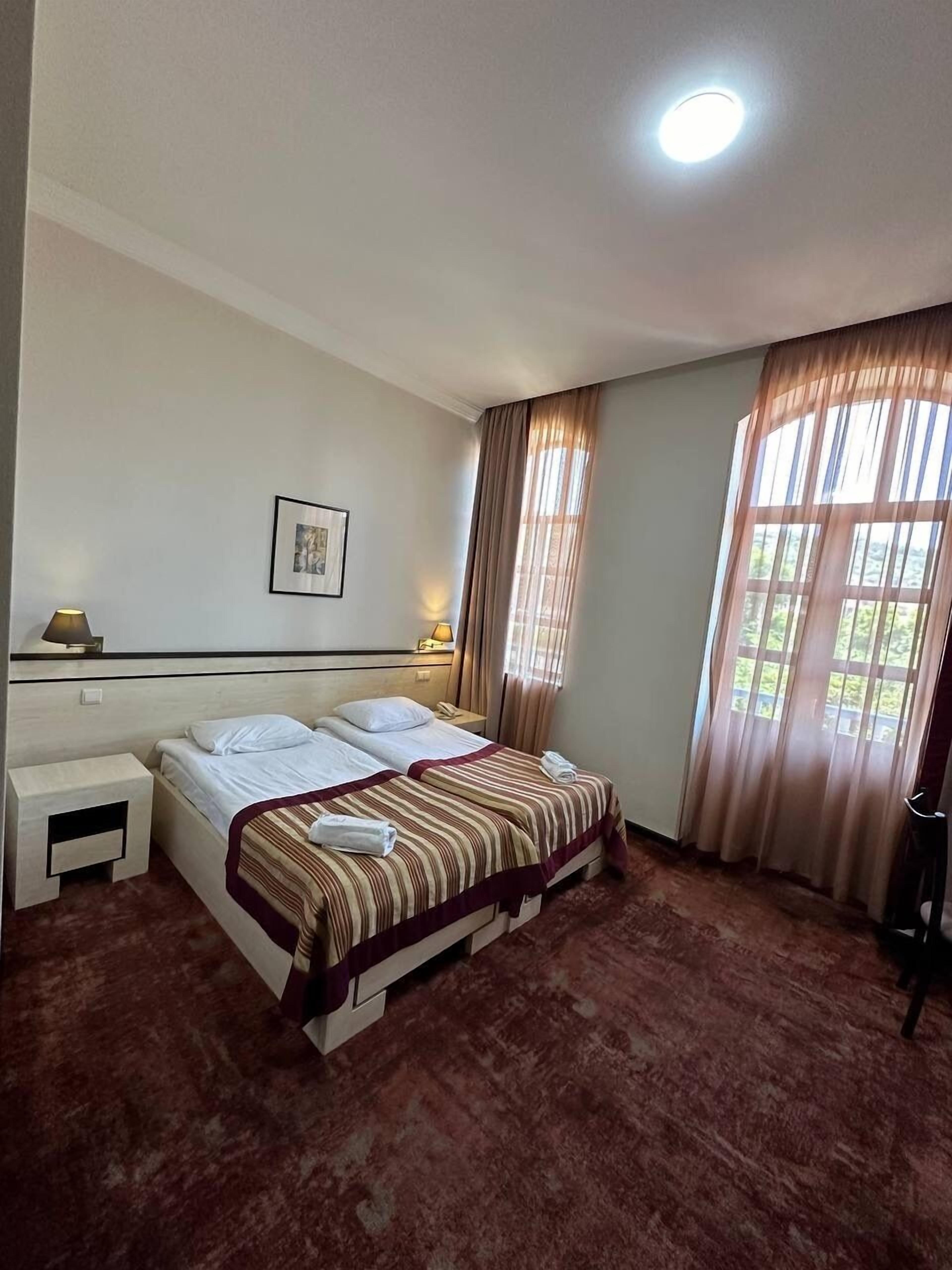 Quarto casal luxo, sacada, vista para o rio | Escrivaninha, Wi-Fi de cortesia