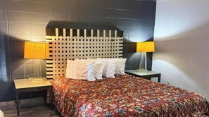 Quarto, 1 cama King, para fumantes (Refrigerator & Microwave) | Wi-Fi de cortesia, roupa de cama