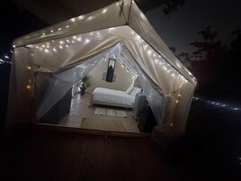 Secretária, cortinas/cortinados opacos, ferro/tábua de engomar 