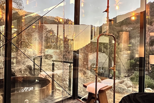 Stellar/House Luxury Cabin Near Sequoia National Park | Private Hot Tub + Sauna | Casa de banho | Um polibã, um chuveiro fixo, artigos de higiene pessoal grátis