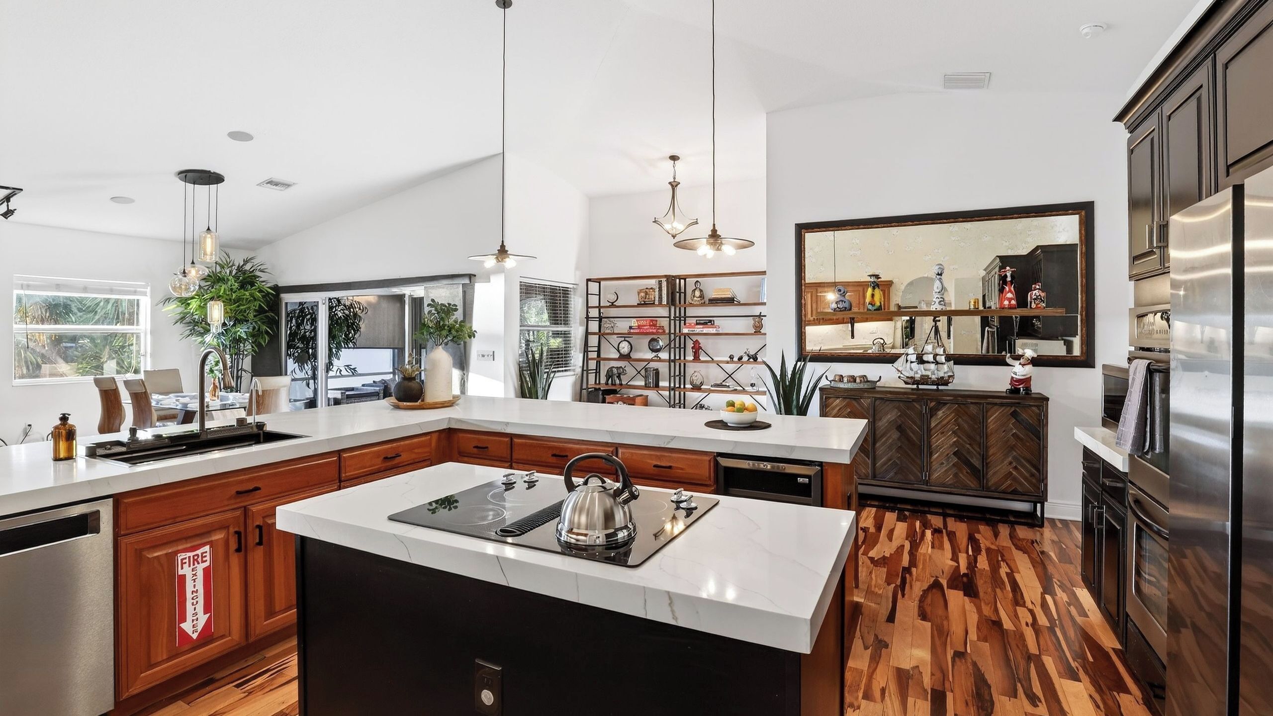 Casa (4 Bedrooms) | Cozinha privada | Um frigorífico, um micro-ondas, um forno, uma placa de cozinha 