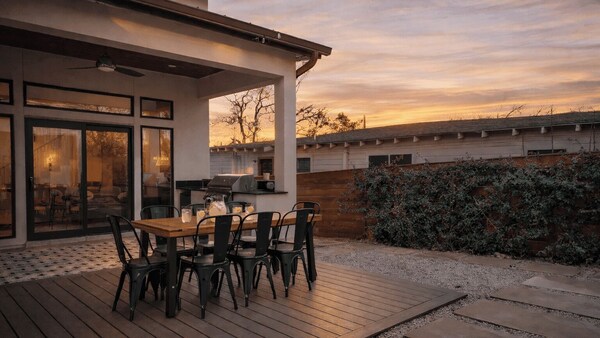 Delores House By Avantstay Movie Theater + Outdoor Kitchen + Modern East Austin Home Near Downtown + Breweries + Live Music - Austin, TX