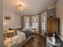 Quarto Duplo Deluxe, vista para o jardim | Berço de viagem, Wi-fi grátis, roupa de cama fornecida 