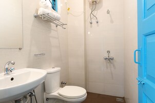 Quarto Duplo Deluxe, varanda, Vista para a cidade | Casa de banho