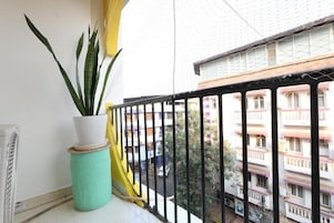 Quarto Triplo Deluxe, varanda, Vista para a cidade | Terrenos do alojamento