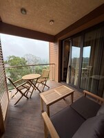 Quarto conforto, sacada, vista para a praia | Opções para refeição ao ar livre