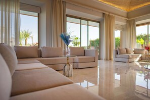 Villa Exclusiva, varanda, vista para o jardim | Sala de estar | Smart TV de 50 polegadas com canais via satélite 