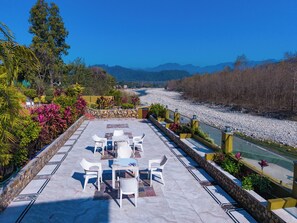 Quarto Superior, vista para o rio | Com mobília individualizada, secretária 