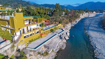 Quarto Superior, vista para o rio | Com mobília individualizada, secretária