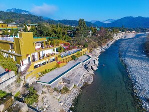 Quarto Superior, vista para o rio | Com mobília individualizada, secretária 