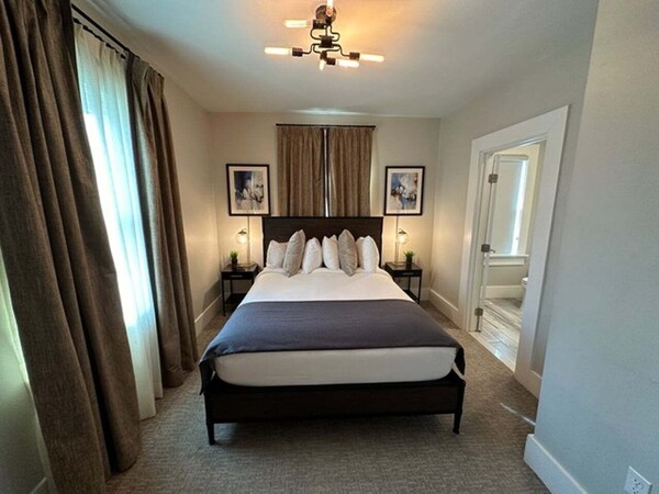 Cheerful 1 Bed/ 1 Bath On Historic Pelham St - Unit 3 1 Bedroom Home - Newport Jazz Festival