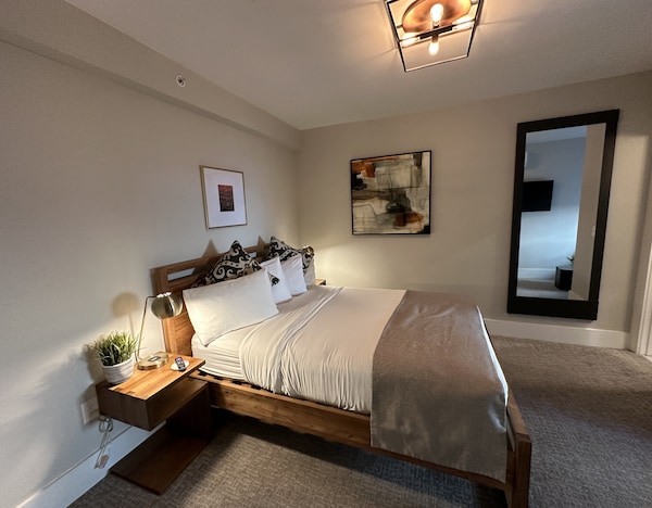 Modern 1 Bed/1 Bath/ Downtown Pelham St 1 Bedroom Home - Rhode Island