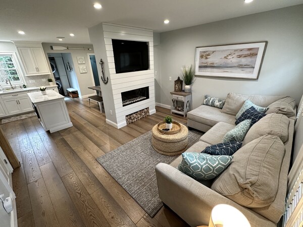 Beautifully Renovated 2 Bed 2 Bath Private Home 2 Bedroom Home - Rhode Island