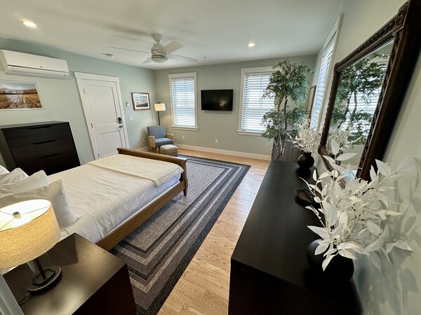 Downtown Newport Gem 1br W/ Parking & Prime Spot 1 Bedroom Apts - Newport, RI