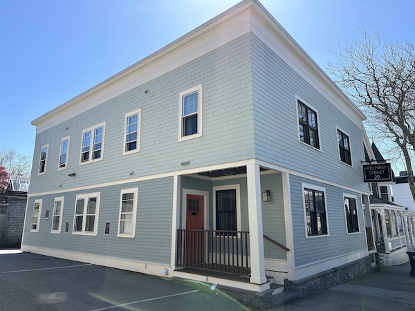Entire Modern 7 Unit 7 Bath Boutique Inn 7 Bedroom Home - Third Beach Middletown