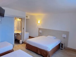 Quarto família | Escrivaninha, espaço de trabalho para notebook, cortinas blackout