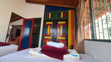 Apartamento família, vista parcial para o lago | Wi-Fi de cortesia