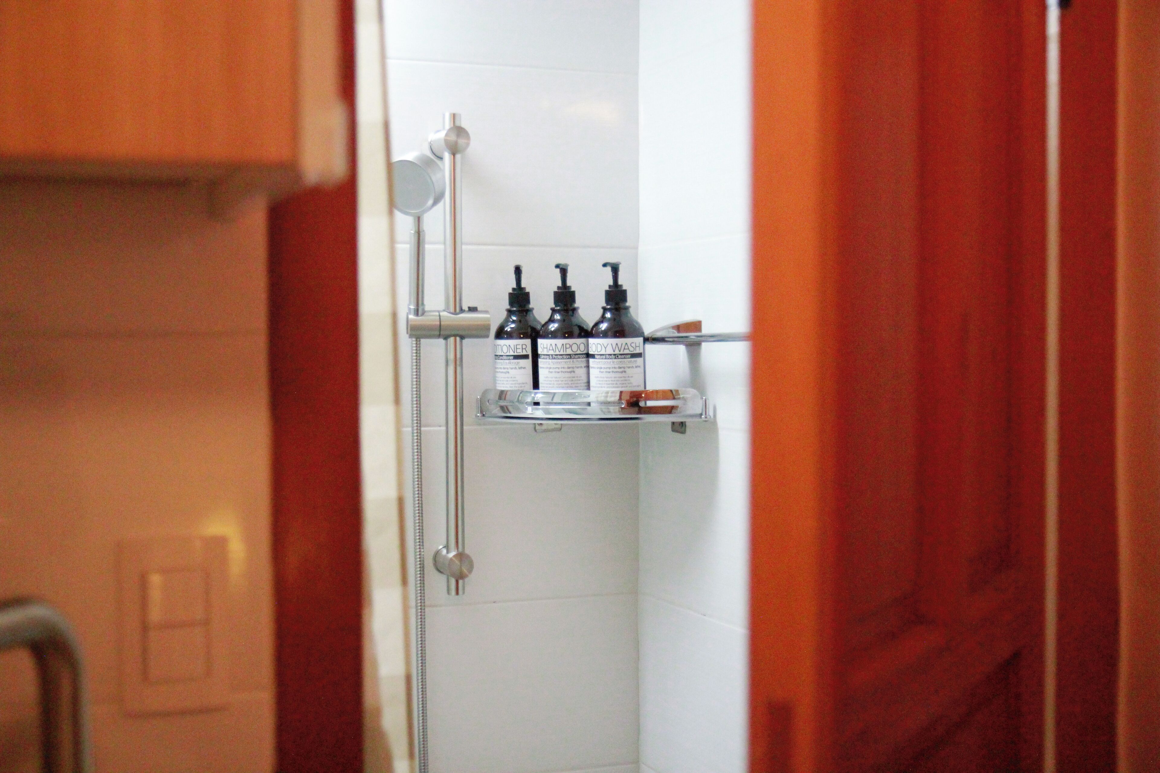 Quarto Duplo Tradicional | Casa de banho | Um polibã, um secador de cabelo, chinelos, sanita com bidé eletrónico 