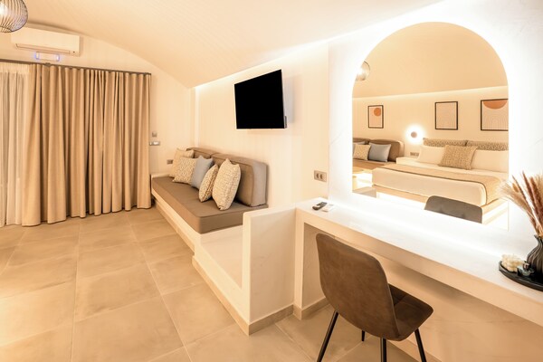 Santorini Cave Luxury Suites - Santorini