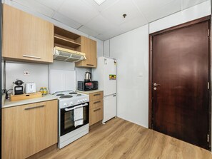 Geladeira grande, micro-ondas, fogão, cooktop