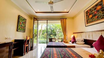 Quarto casal ou duplo luxo, vista para o jardim | Cofres nos quartos, Wi-Fi de cortesia