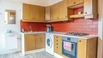 Quarto básico | Cozinha privada | Geladeira, micro-ondas, fogão, cooktop