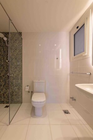 Apartamento, sacada, vista para o jardim | Banheiro
