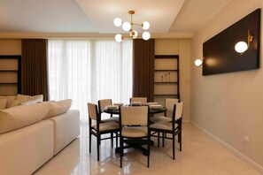 Apartamento, sacada, vista para o jardim | Opções para refeição
