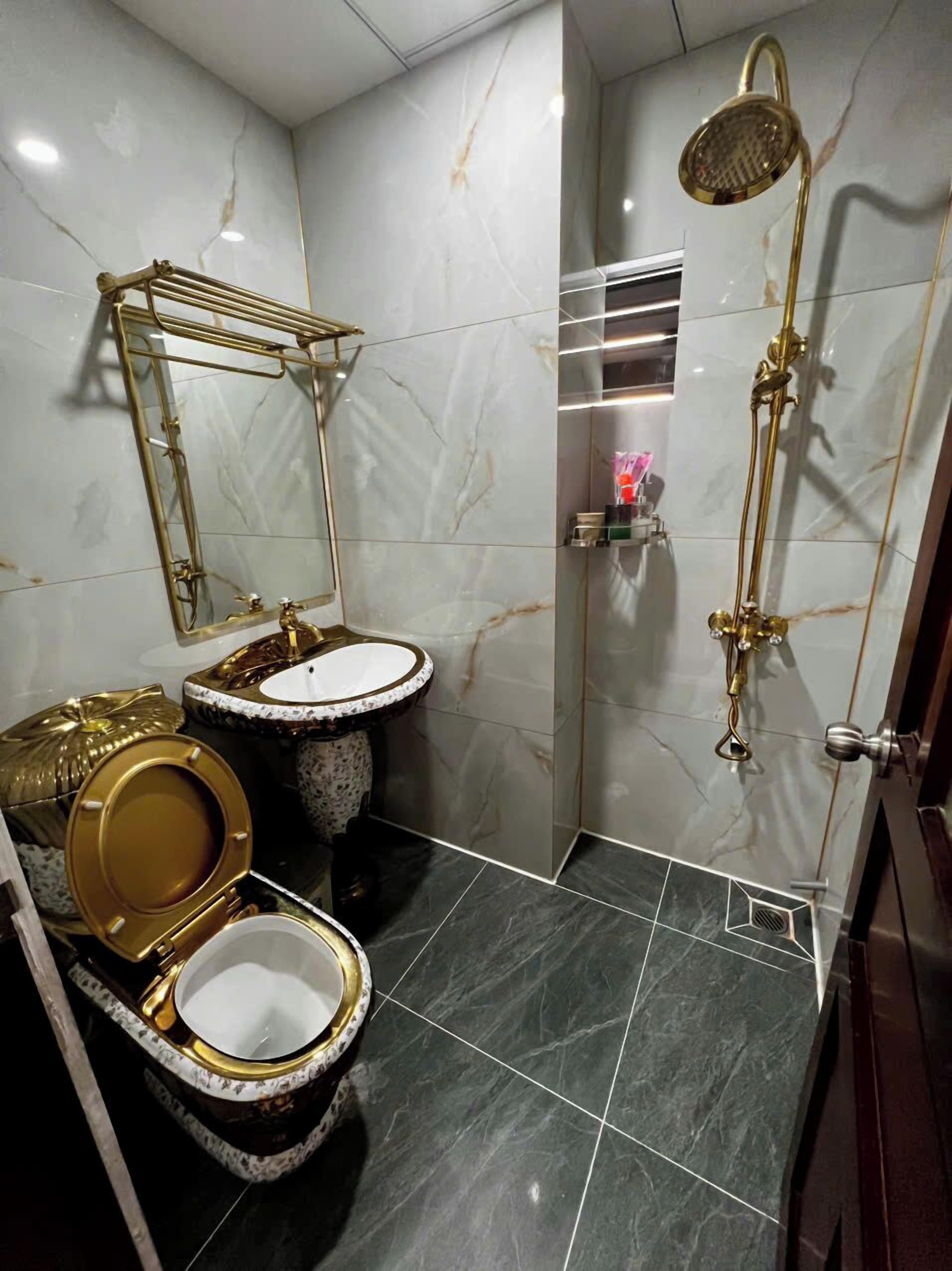 Quarto Familiar | Casa de banho | Um polibã, um chuveiro fixo, um secador de cabelo, toalhas fornecidas 