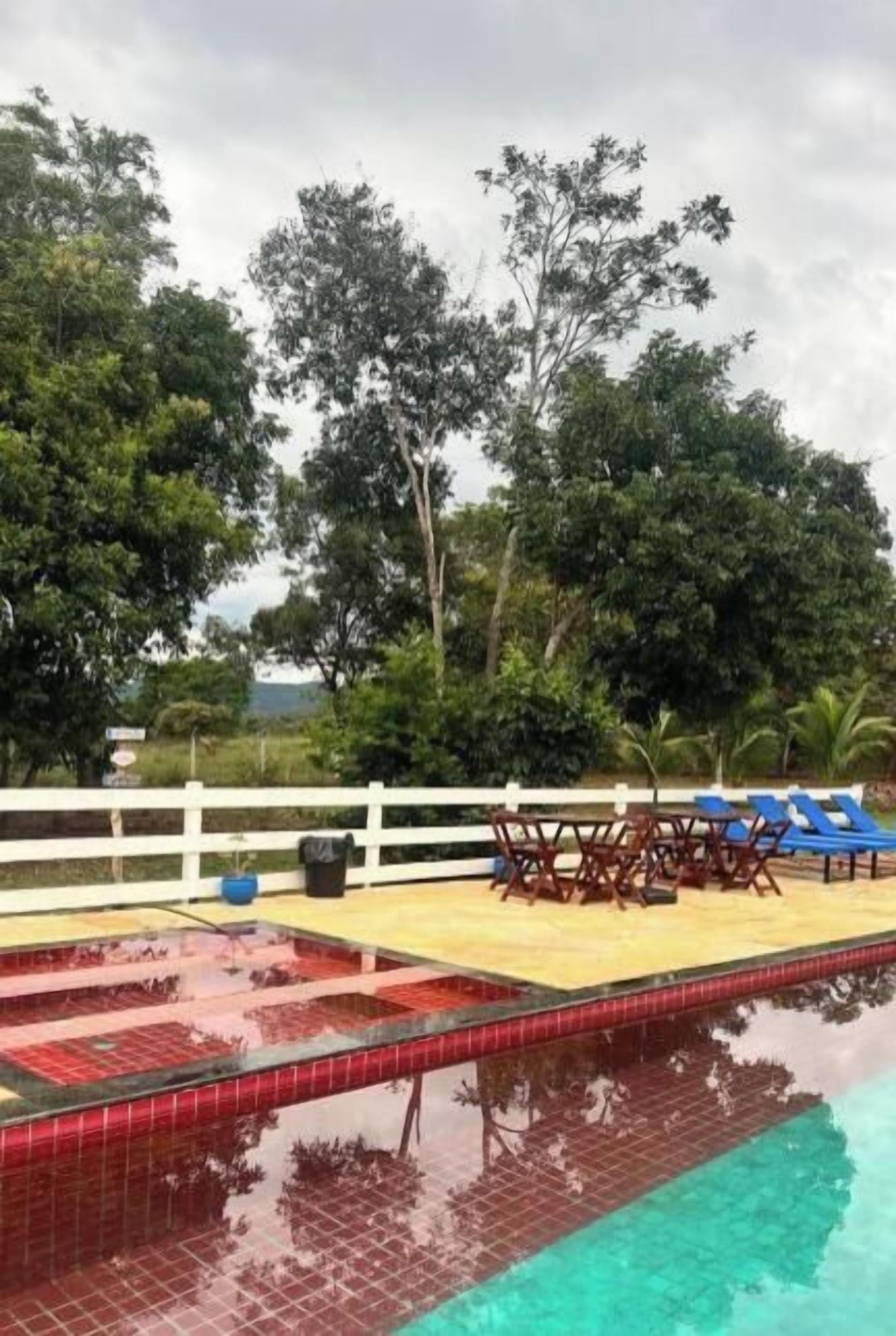 Quarto casal conforto, sacada, vista para o pátio | Piscina