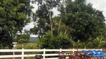 Quarto casal conforto, sacada, vista para o pátio | Piscina