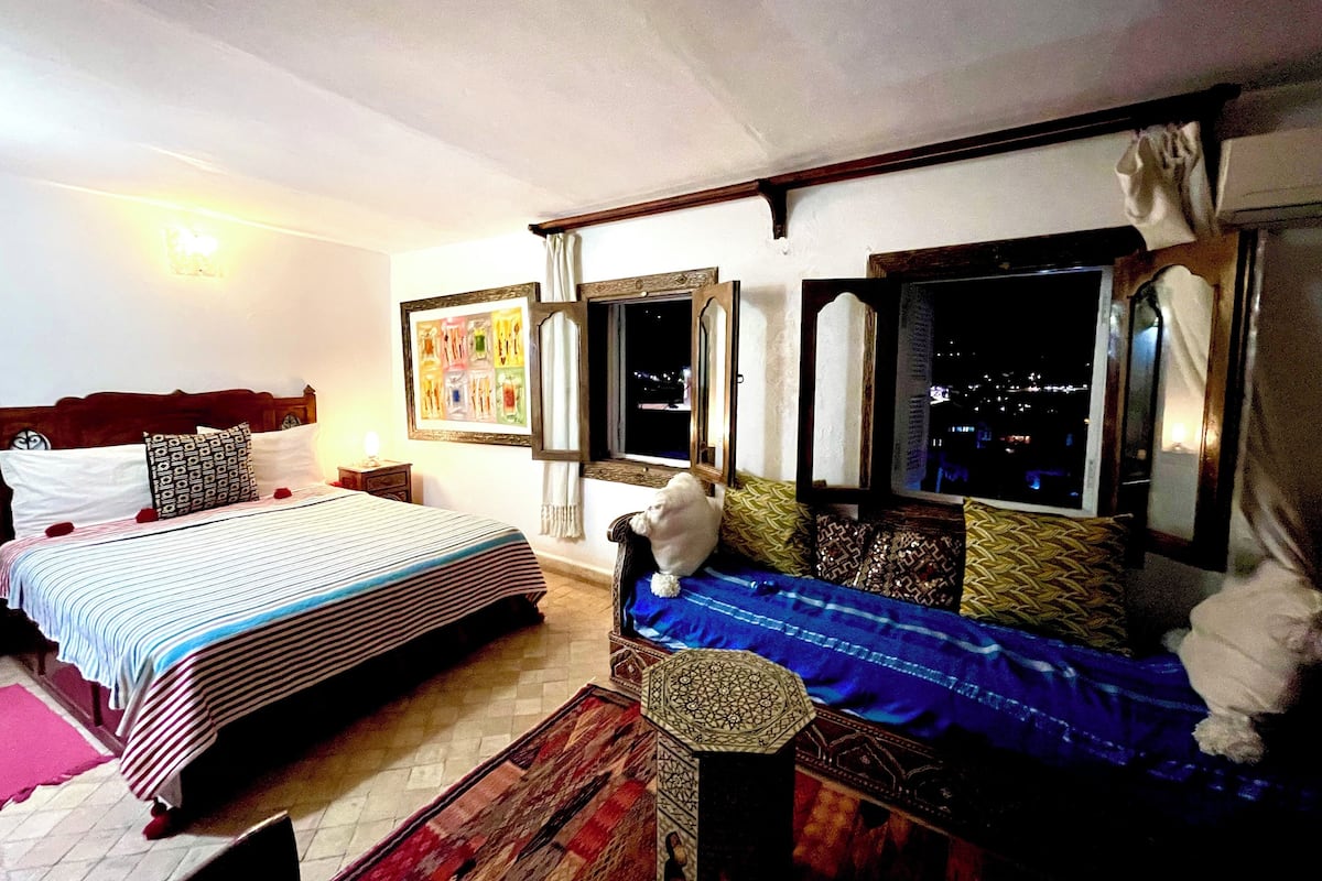 Quarto Triplo Deluxe | Cortinas/cortinados opacos, ferro/tábua de engomar, Wi-fi grátis