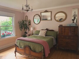 Quarto Duplo Exclusivo, vista para o jardim | Roupa de alta qualidade, secretária 