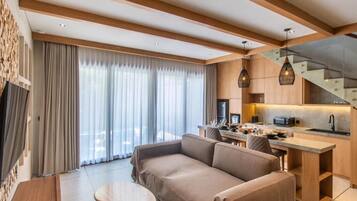 Villa de Luxo, varanda, Vista para a cidade | Sala de estar | Televisor LCD de 55 polegadas com canais por cabo, piso aquecido