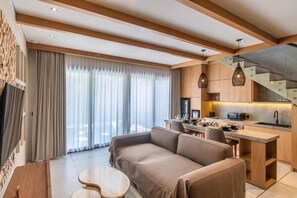 Vila superluxo, sacada, vista para a cidade | Área de estar | TV LCD 55 polegadas com canais a cabo, pisos aquecidos