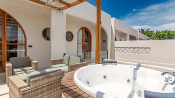 Villa de Luxo, varanda, Vista para a cidade | Banheira de hidromassagem exterior