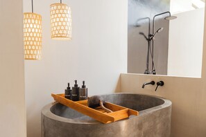 Quarto Duplo Deluxe, varanda, vista para a piscina | Casa de banho | Um polibã, artigos de higiene pessoal grátis, um secador de cabelo 