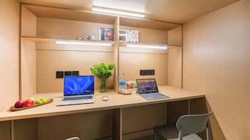 Quarto Clássico com Cama de Casal | Vista do quarto