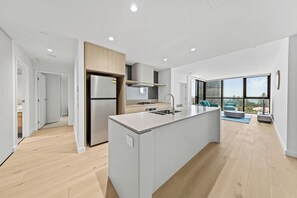 Apartamento Standard, 2 quartos, 2 casas de banho | Cozinha privada | Um frigorífico/congelador grande, um micro-ondas, um forno 