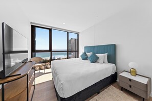 Apartamento, 3 quartos, 2 casas de banho | Secretária adequada para computadores portáteis, quartos insonorizados 