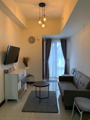 Apartamento, 2 quartos | Sala de estar | Televisor LCD de 16 cm com canais por cabo 