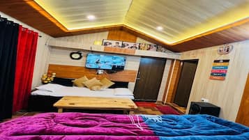 Quarto Duplo, vista para a montanha | Secretária adequada para computadores portáteis