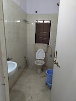 Chuveiro, chuveiro com efeito de chuva, chinelos, toalhas de banho