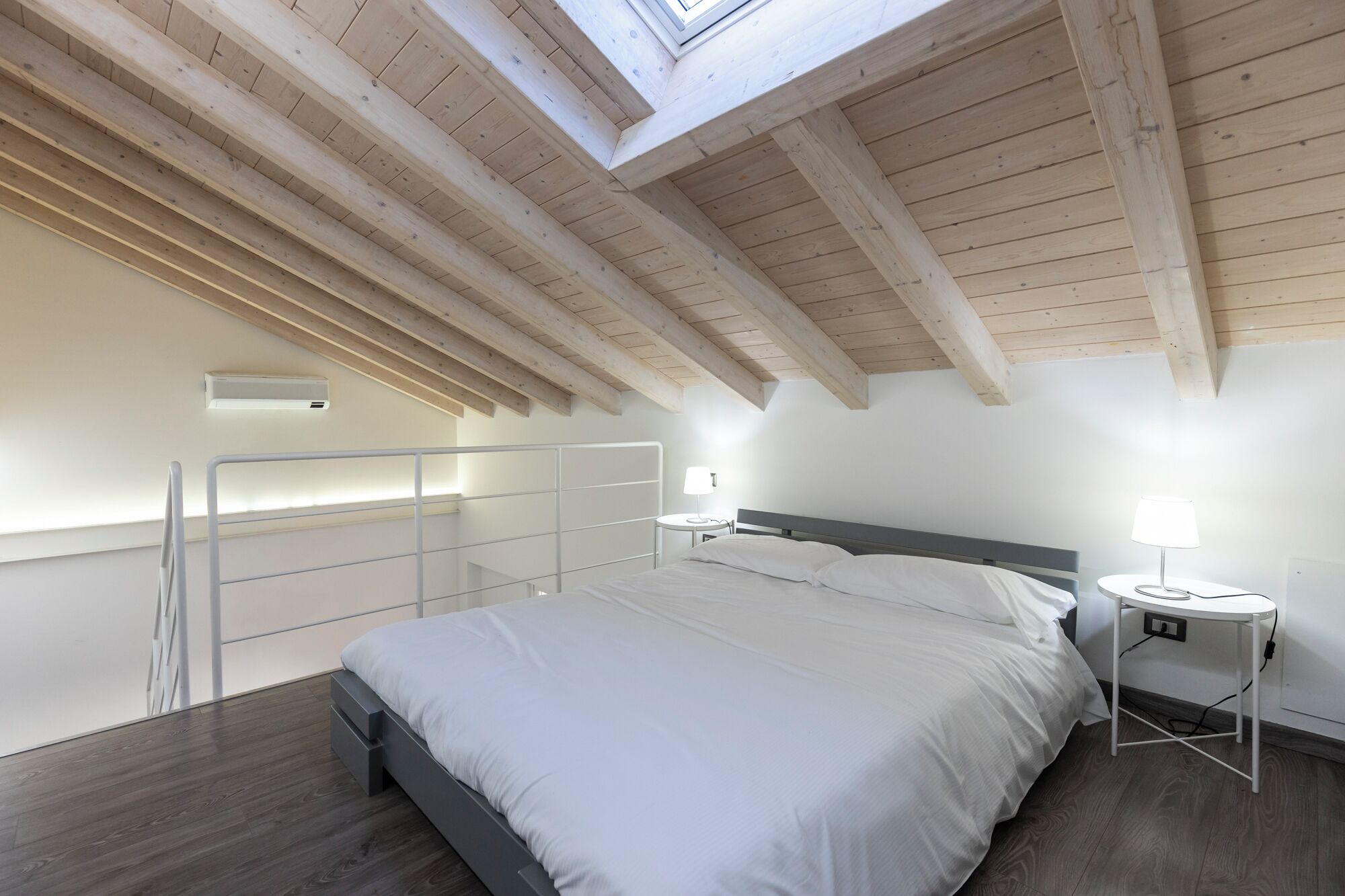 Secretária, secretária adequada para computadores portáteis 